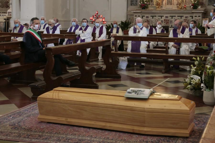 Tutti hanno voluto salutare don Claudio - Foto 1 di 16 - La Voce di Rovigo