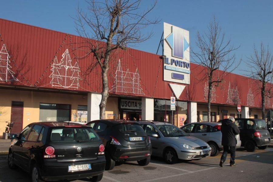 Centri commerciali, caccia all'ultimo regalo - Foto 1 di 14 - La Voce ...