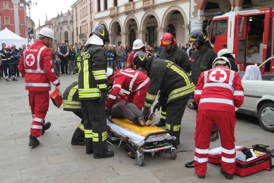 La Croce Rossa in azione in piazza - Foto 1 di 23 - La Voce di Rovigo