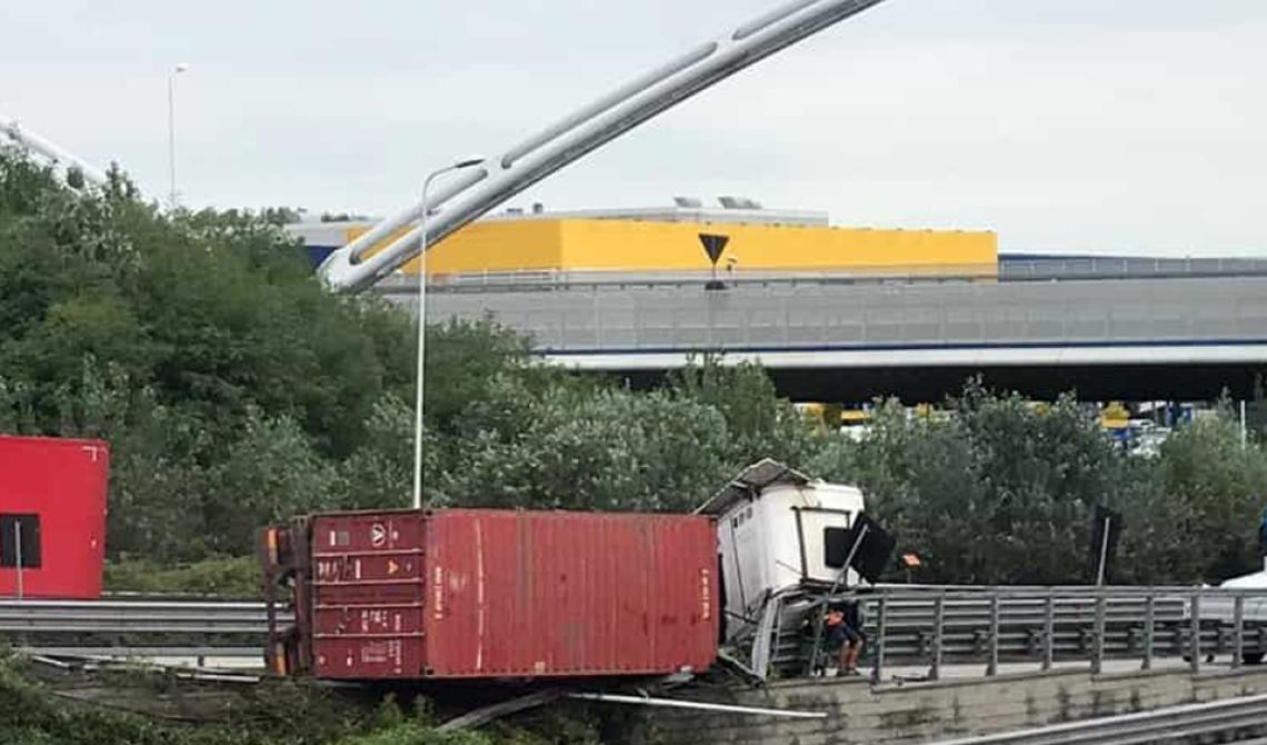 Tir container si ribalta in tangenziale. Traffico in tilt - La Voce di ...