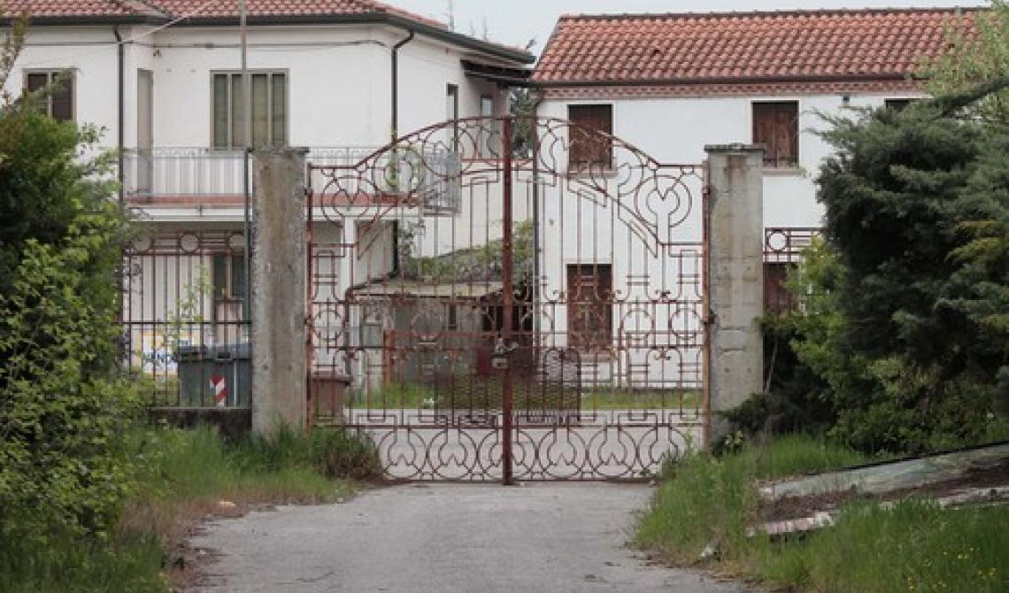 Vandali all'ex manicomio: danni a colpi di estintore - La Voce di Rovigo